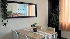 Apartamento em Condomínio Fechado, 1 quarto, acessível | Sala de jantar