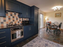 Casa de Campo | Cozinha privada | Uma máquina de lavar louça, utensílios de cozinha 