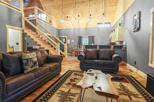 Casa com design assinado, 3 quartos, banheira de imersão, vista para a marina | Sala de estar | Smart TV 55 polegadas com canais digitais, lareira