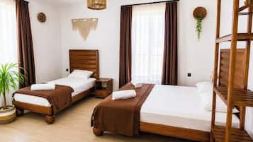 Quarto Triplo Familiar, varanda, vista para o jardim (Standart Oda, Üç Kişilik, Balkonlu) | Minibar, Wi-fi grátis, roupa de cama fornecida