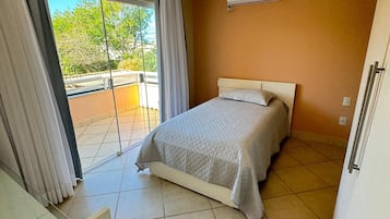Quarto casal luxo, sacada, vista para a piscina | Wi-Fi de cortesia, roupa de cama