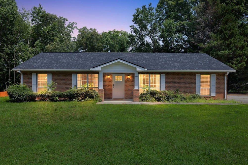 Family Getaway 9br Open-concept Retreat - Wake Forest University, Winston-Salem