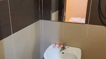 Quarto Básico | Casa de banho | Um polibã, artigos de higiene pessoal grátis, toalhas fornecidas, sabão