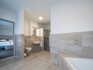 Quarto Duplo Deluxe | Casa de banho | Um secador de cabelo, toalhas fornecidas, sabão, champô 