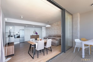 Apartamento Deluxe, varanda, vista para o mar | Sala de estar | TV de ecrã plano