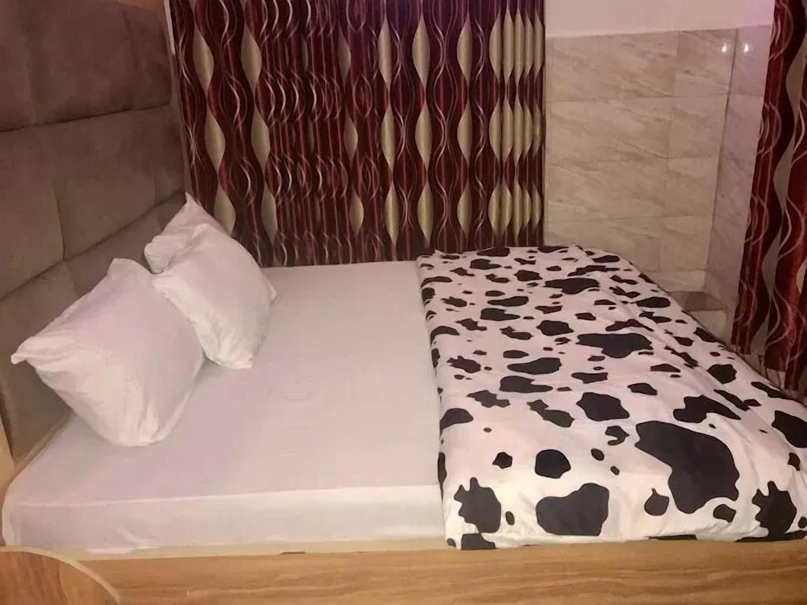 Quarto Familiar, varanda, Vista para a cidade | Secretária, secretária adequada para computadores portáteis 