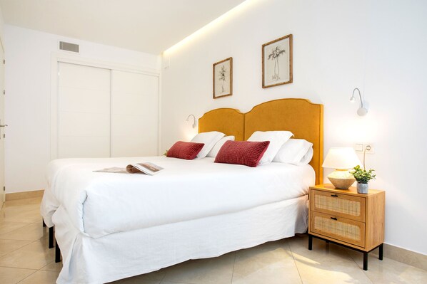 1 quarto, ferro/tábua de engomar, roupa de cama fornecida