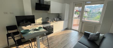 Apartamento, 1 quarto | Sala de estar | Televisor de 30 polegadas com canais via satélite