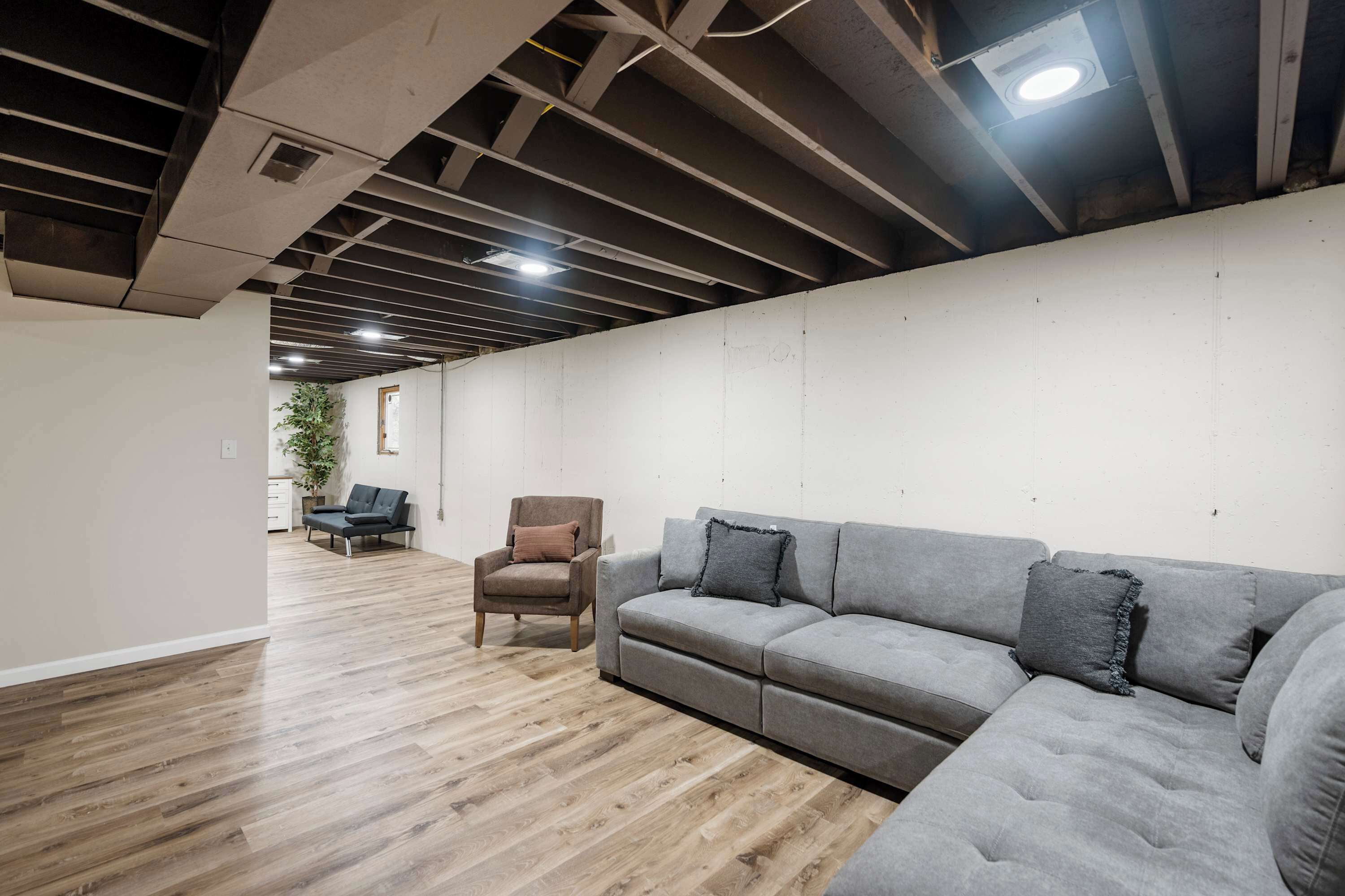 Casa, várias camas, banheira de hidromassagem grande, vista para o jardim (The Family Nook) | Sala de estar | Televisor de ecrã plano de 50 polegadas com canais digitais 