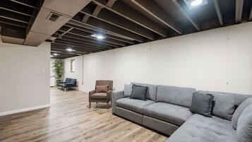 Casa, várias camas, banheira de hidromassagem grande, vista para o jardim (The Family Nook) | Sala de estar | Televisor de ecrã plano de 50 polegadas com canais digitais