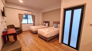 Quarto Twin Comfort, Vista para a cidade | Secretária, Wi-fi grátis