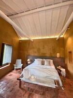 Quarto casal luxo, vista para o jardim | Cofres nos quartos, escrivaninha, ferros/tábuas de passar roupa