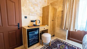 Quarto Comfort, 1 cama de casal | Minibar, cortinas/cortinados opacos, ferro/tábua de engomar