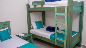 Uma cama beliche com dois níveis, cada um com colchão branco e roupa de cama verde-água.