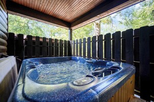 Cabine, várias camas, banheira de hidromassagem grande (Sunset Ridge) | Banheira de hidromassagem exterior