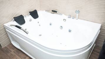 Uma combinação polibã/banheira, chinelos, toalhas fornecidas, sabão