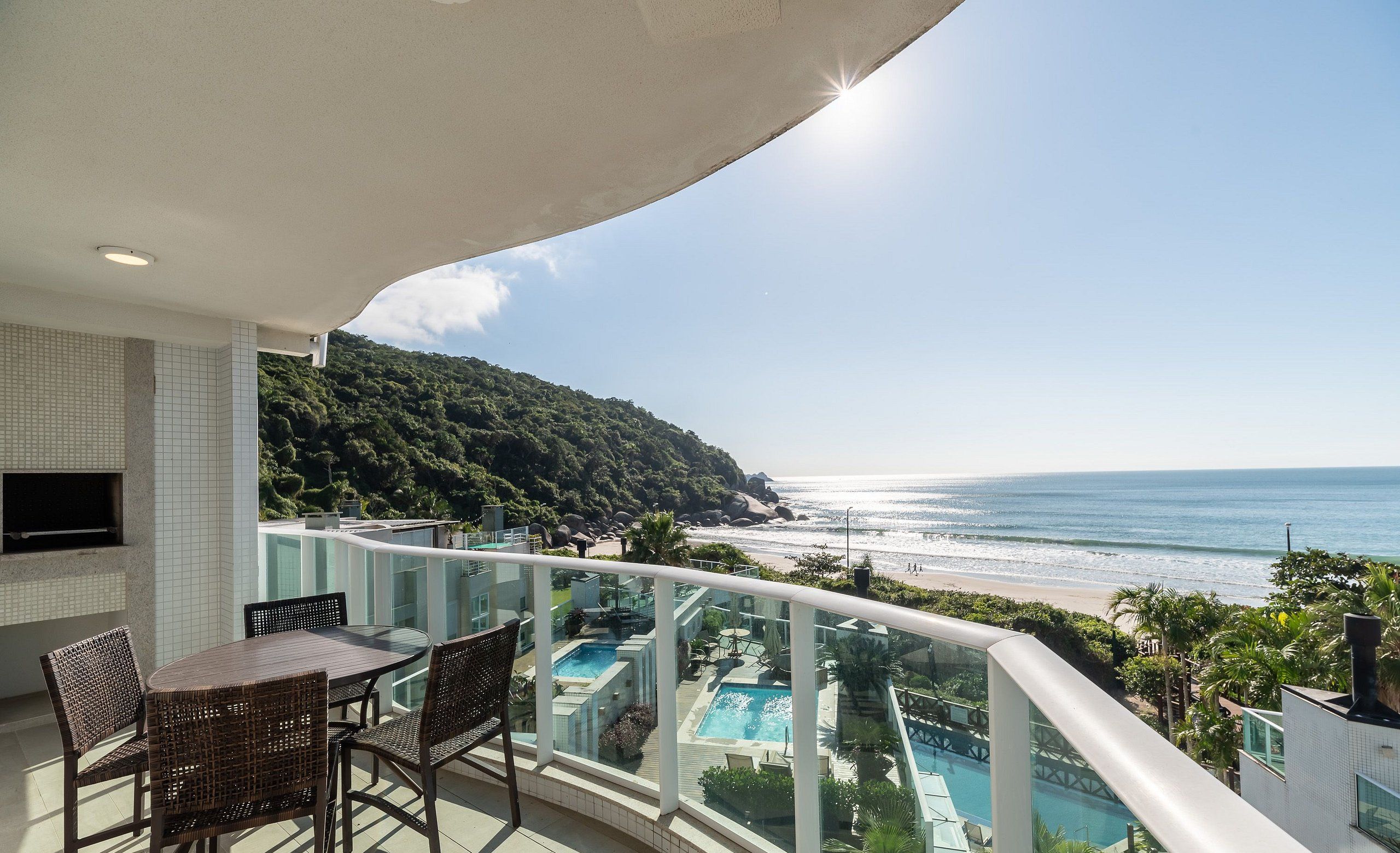 Varanda com vista para a praia e área da piscina.