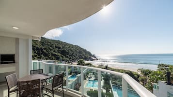 Varanda com vista para a praia e área da piscina.