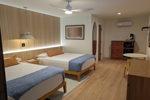 Quarto Duplo Premier | Roupa de alta qualidade, minibar, com decoração personalizada