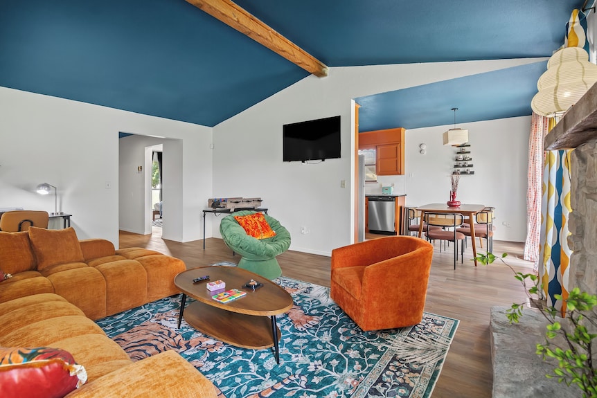 Groovy Getaway - Retro Vibes And Modern Comfort - Tulsa, OK