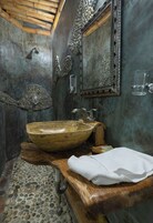 Quarto casal standard | Banheiro | Chuveiro, toalhas de banho