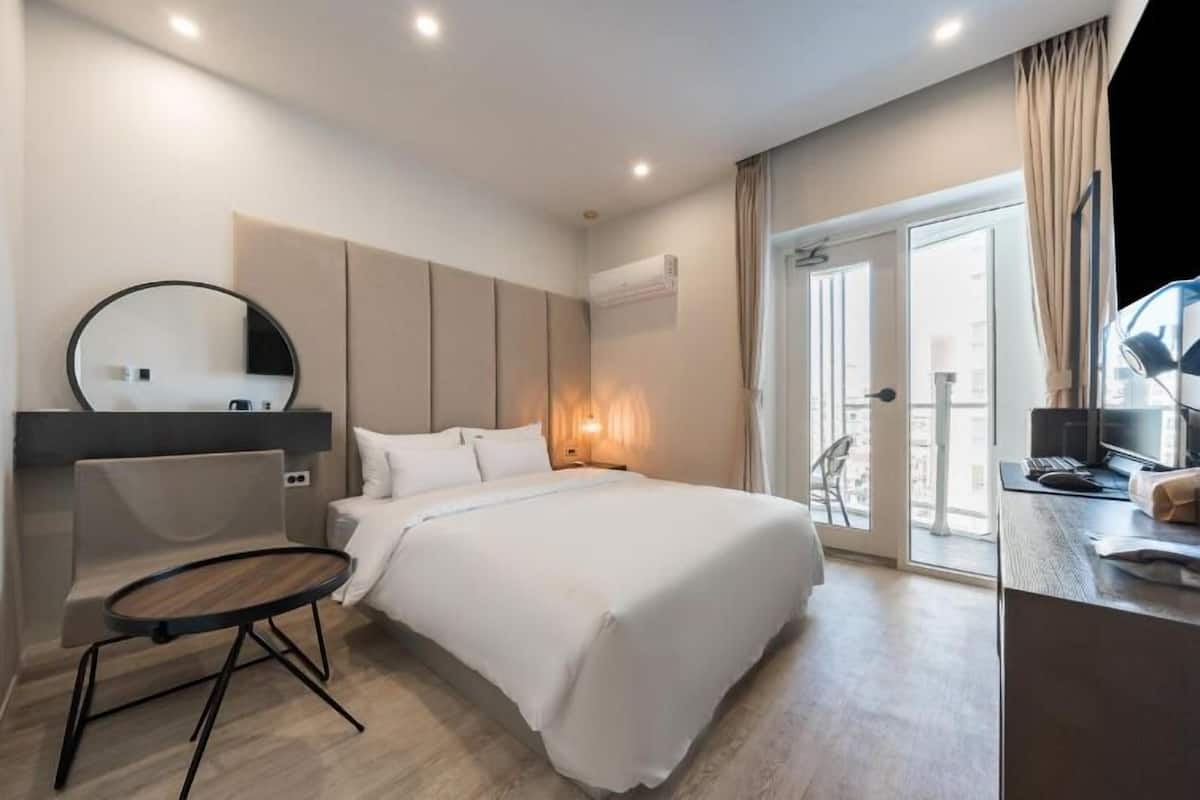 Quarto casal luxo, sacada | Wi-Fi de cortesia, roupa de cama