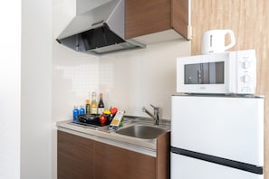 Quarto Twin Deluxe | Cozinha privada | Um frigorífico/congelador grande, um micro-ondas, uma placa de cozinha