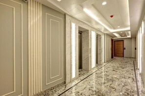 Roupas de cama premium, escrivaninha, espaço de trabalho para notebook