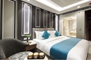 Quarto casal luxo | Roupas de cama premium, escrivaninha, espaço de trabalho para notebook