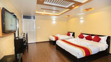 Quarto triplo luxo | Espaço de trabalho para notebook, ferros/tábuas de passar roupa