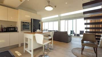 Vila, varanda, vista para a praia | Cozinha privada