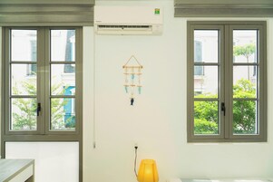 Quarto casal luxo, vista para a cidade | Frigobar, cortinas blackout, Wi-Fi de cortesia, roupa de cama