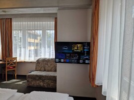 Quarto Duplo ou Twin Comfort, casa de banho privativa | Lençóis italianos Frette, roupa de alta qualidade, secretária 