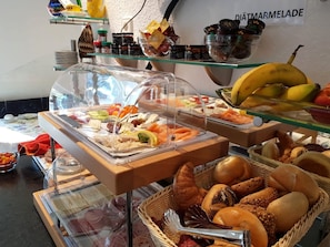 Pequeno-almoço continental diário (15 EUR por pessoa)