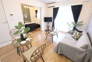 Apartamento conforto, várias camas, para não fumantes, sacada (202) | Opções para refeição no quarto