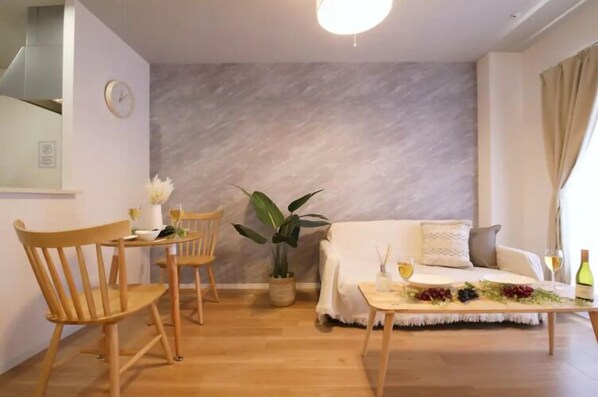 Apartamento conforto, várias camas, para não fumantes, sacada (201) | Opções para refeição no quarto