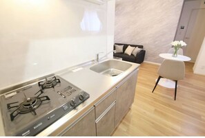 Apartamento conforto, várias camas, para não fumantes, sacada (203) | Cozinha privada | Geladeira, micro-ondas, cooktop, talheres/pratos/utensílios de cozinha