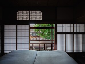 Quarto Duplo ou Twin Deluxe, vista para o jardim | Cofre no quarto, ferro/tábua de engomar, Wi-fi grátis