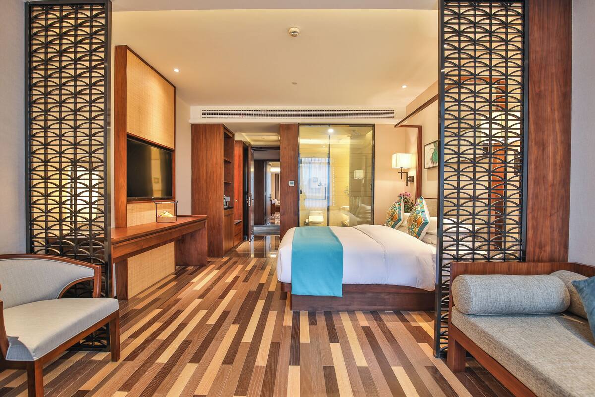 Luxury King Room | Cofre no quarto, secretária, cortinas/cortinados opacos 