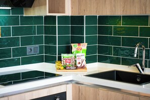 Apartamento conforto, sacada, vista para a cidade | Cozinha privada | Geladeira, fogão, cooktop, talheres/pratos/utensílios de cozinha