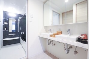 Apartamento, varanda, Vista para a cidade (1st Floor, Non Smoking) | Casa de banho | Chinelos 