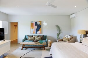 Suite Superior, 1 cama king-size, vista para o pátio | Roupa de alta qualidade, edredões de penas, camas de colchão pillowtop 