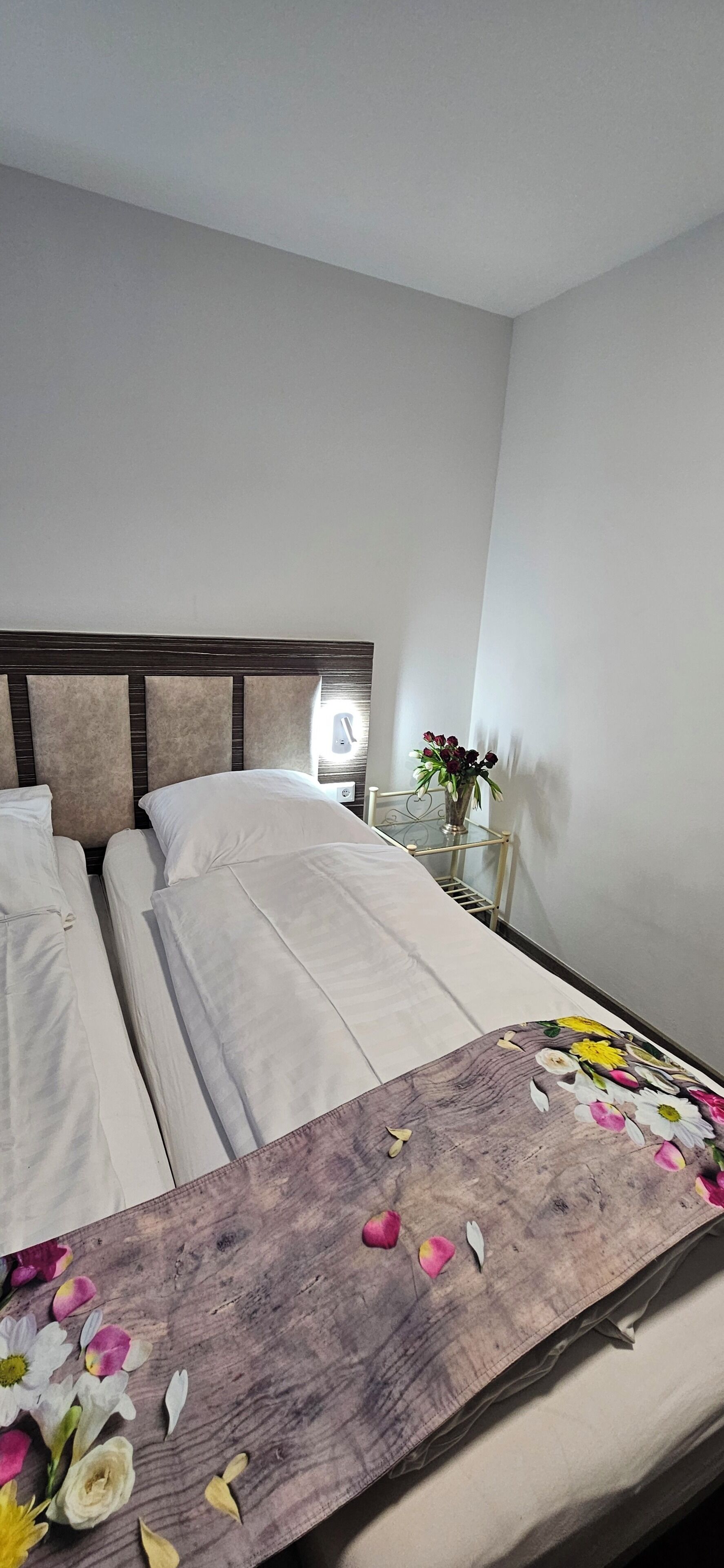 Quarto Duplo Básico | Secretária, roupa de cama fornecida 