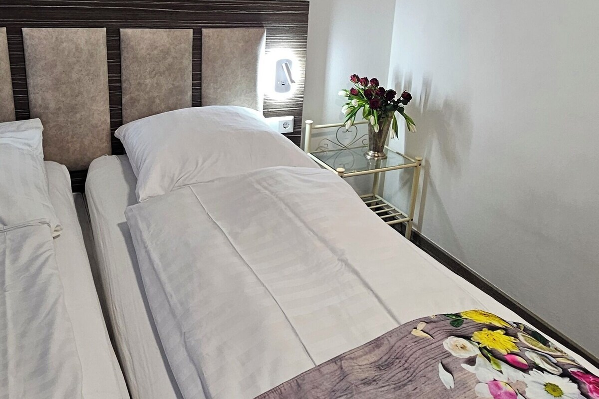 Quarto Duplo Básico | Secretária, roupa de cama fornecida 