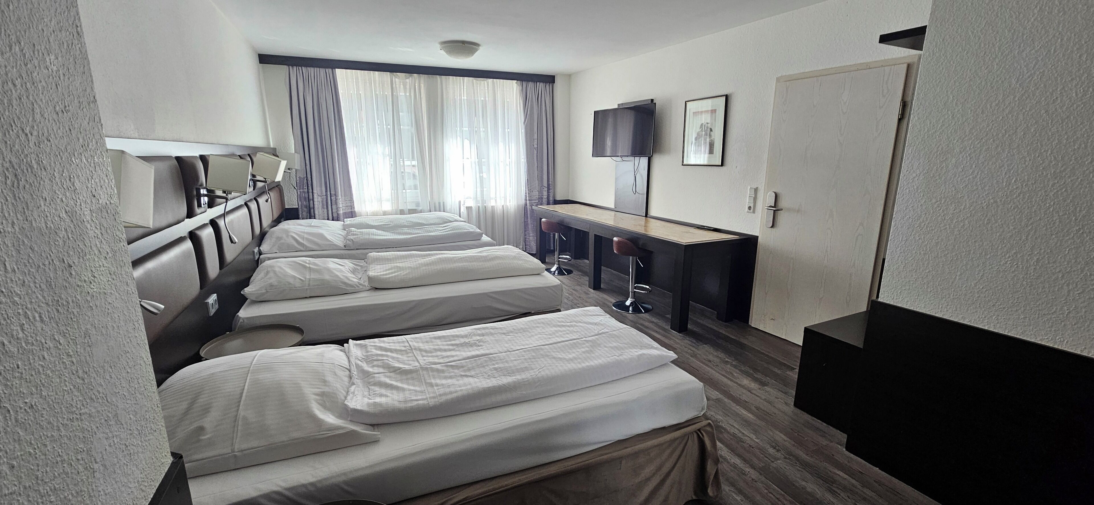 Quarto Quádruplo Básico | Secretária, roupa de cama fornecida 