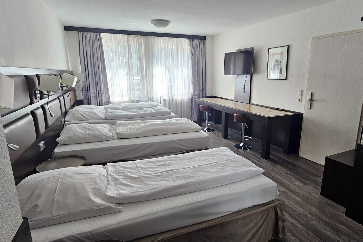 Quarto Quádruplo Básico | Secretária, roupa de cama fornecida 