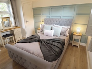 1 quarto, com decoração personalizada, com mobília individualizada