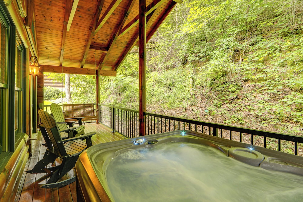 1 Mi To Dtwn Gatlinburg: Hot Tub Haven In Smokies! - Gatlinburg, TN