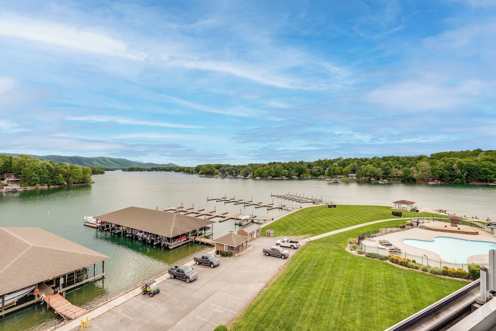 Resort Amenities & Beach Access: Huddleston Condo - Smith Mountain Lake, VA