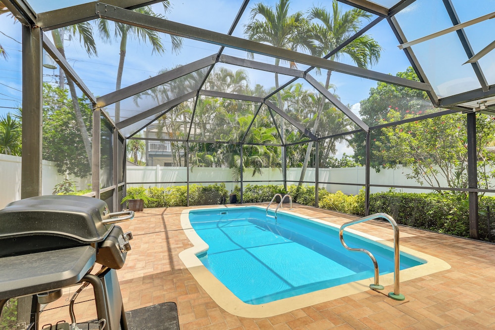 1 Mi To Vanderbilt Beach! Family Home On 500 Block - Naples, FL